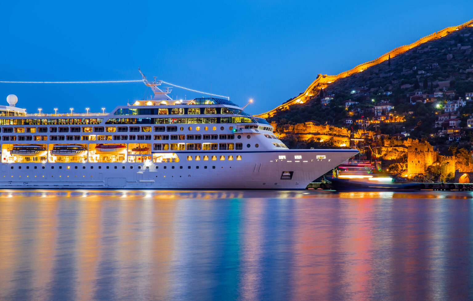 Luxus Kreuzfahrten: Destinationen, Schiffe & Routen