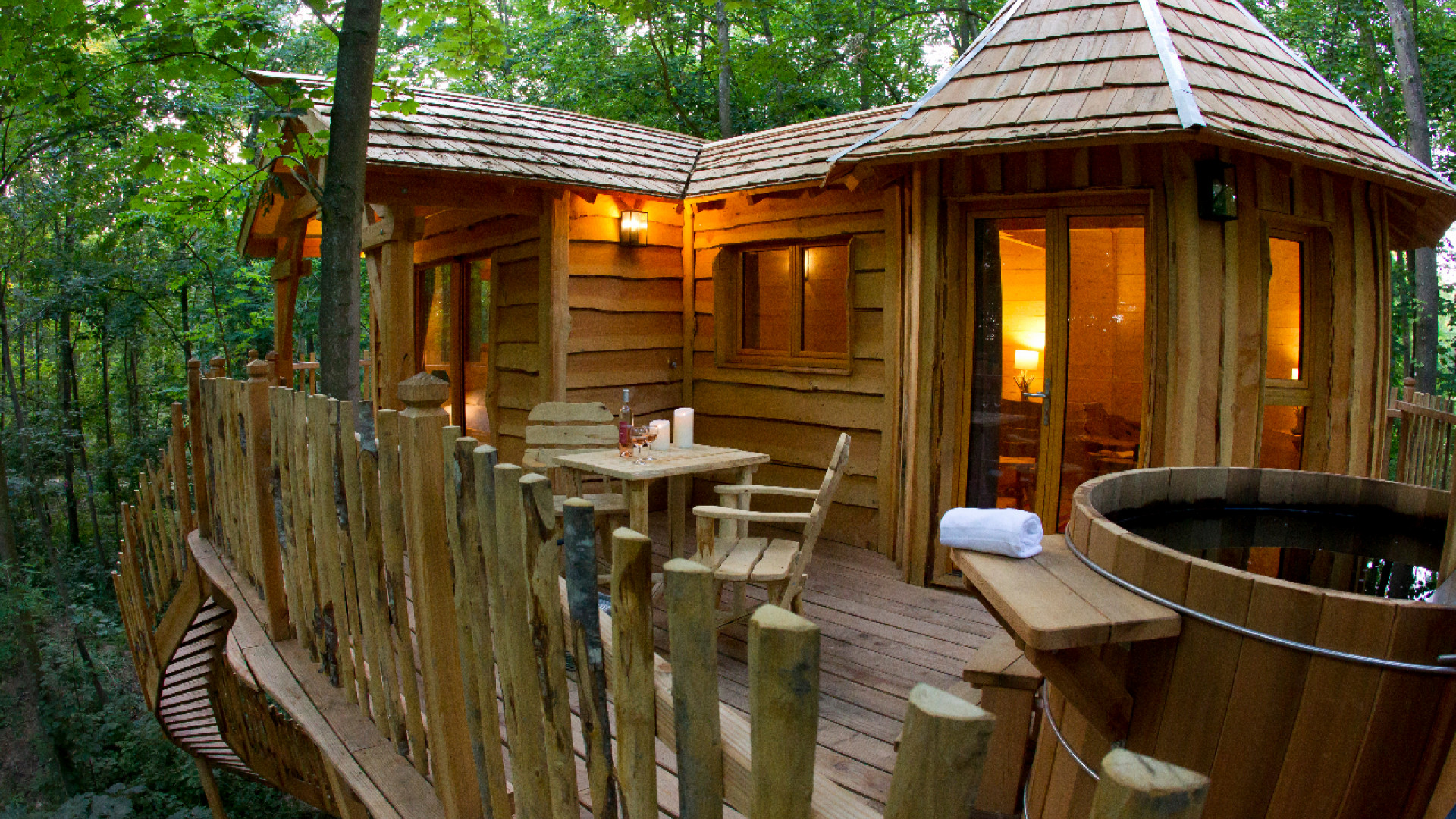Baumhaus-Abenteuer in Frankreich mit Whirlpool ab 273€