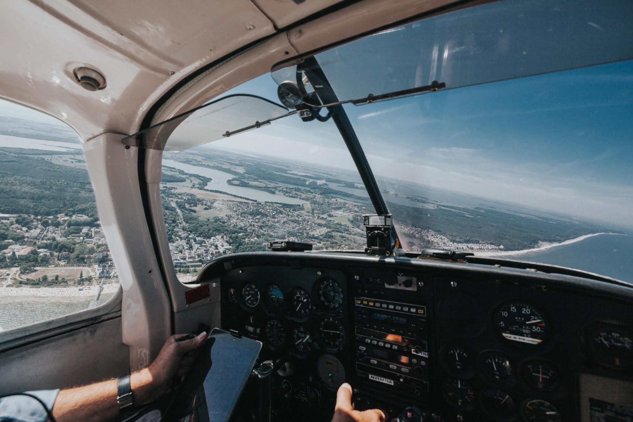 Privatjet mieten: Anbieter, Kosten, & Flughäfen