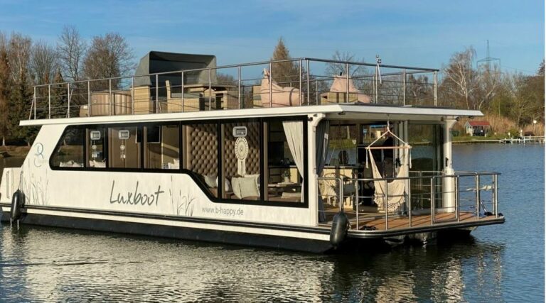 Schwimmendes Hotel Mit Schwanentretboot